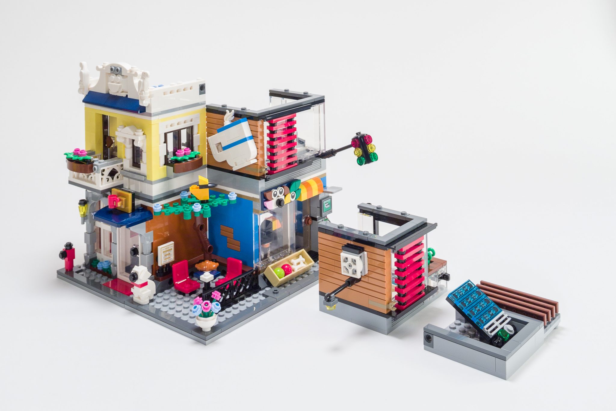 Review: #31097 Townhouse Pet Shop & Café - BRICK ARCHITECT