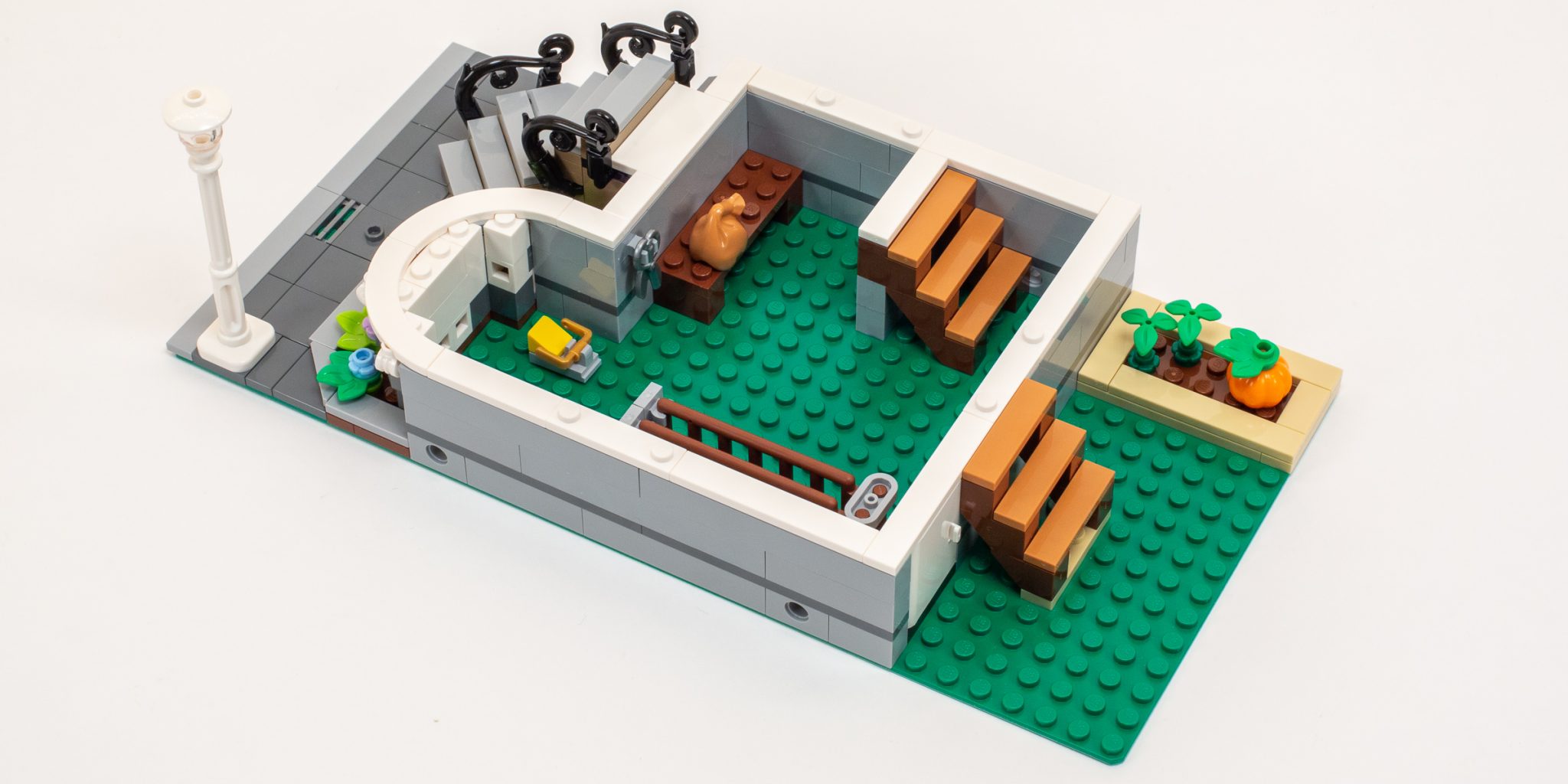 Review: #10270 Bookshop - BRICK ARCHITECT